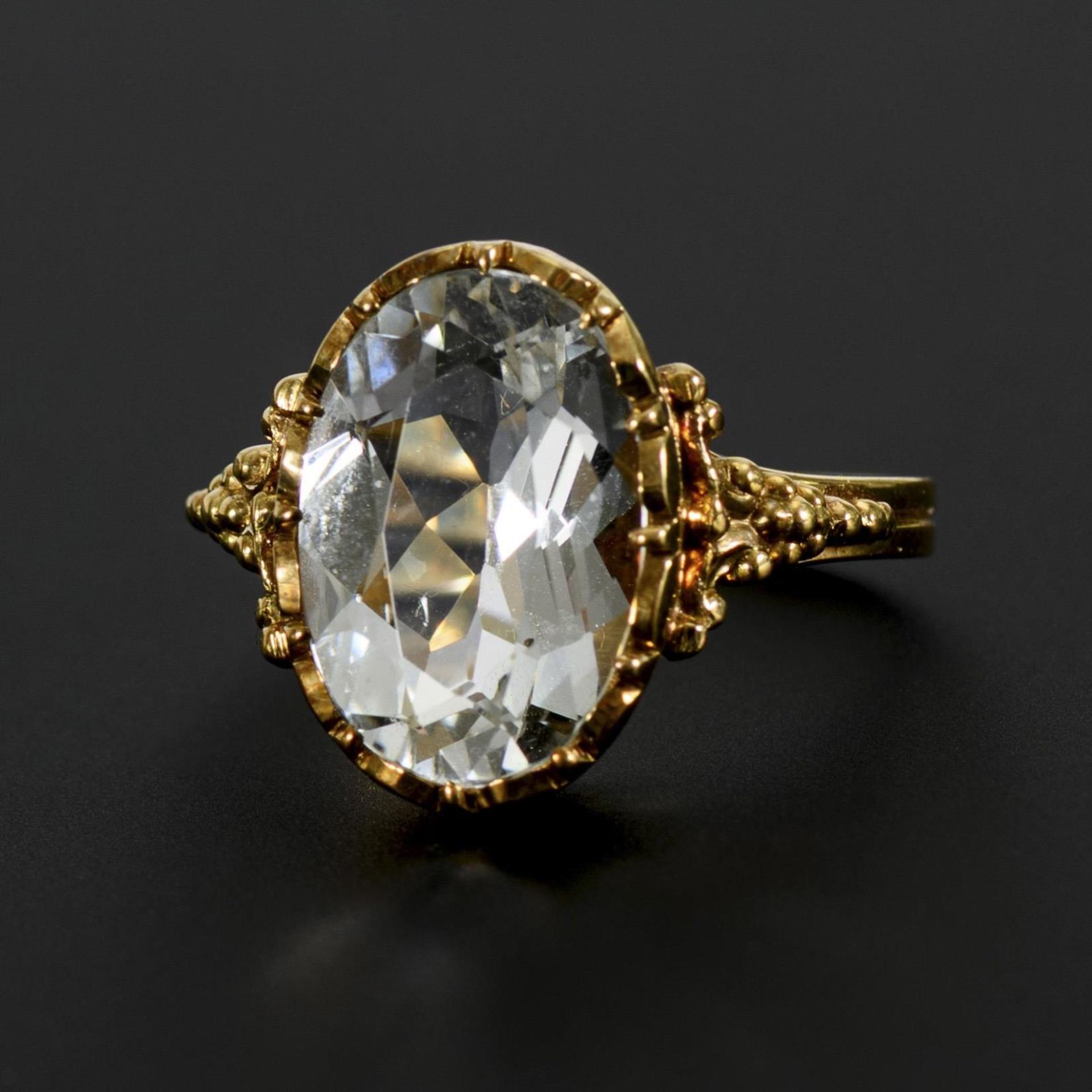 Ring mit hellblauem, ovalen Farbstein. Gelbgold 585 gestempelt ...