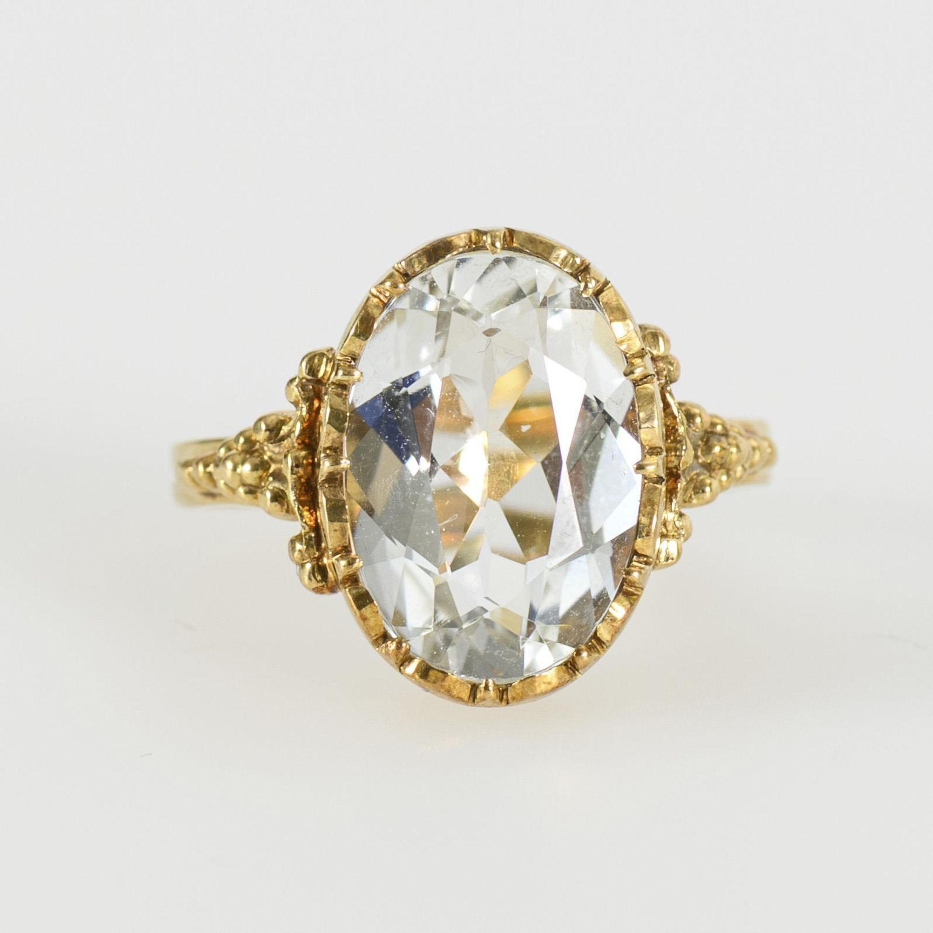 Ring mit hellblauem, ovalen Farbstein. Gelbgold 585 gestempelt ...