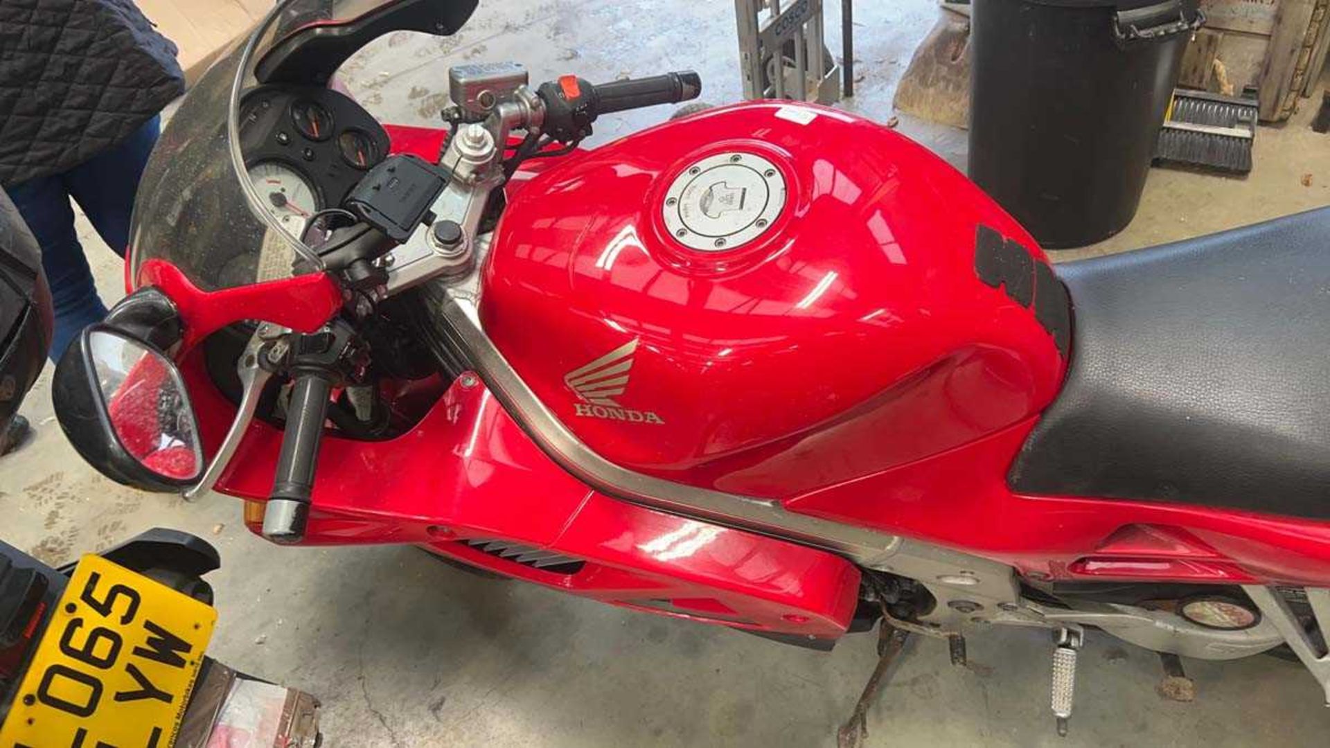(R946 YFL) 1997 Honda VFR 750 F motorbike in red, 748cc petrol, first ...