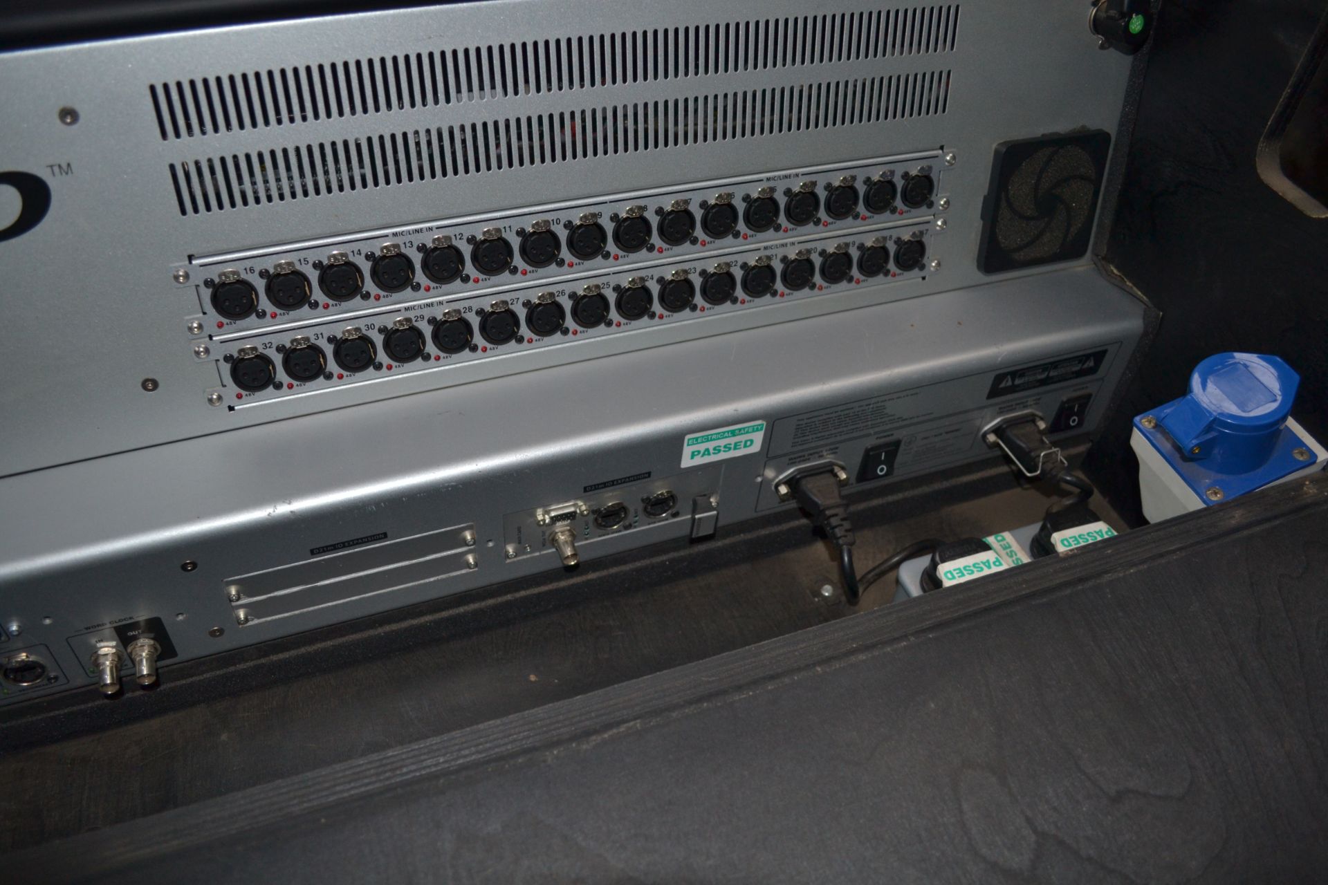 A Soundcraft VI3000 console with 64/32 VI Rack–Bundle-Madi and Dante ...