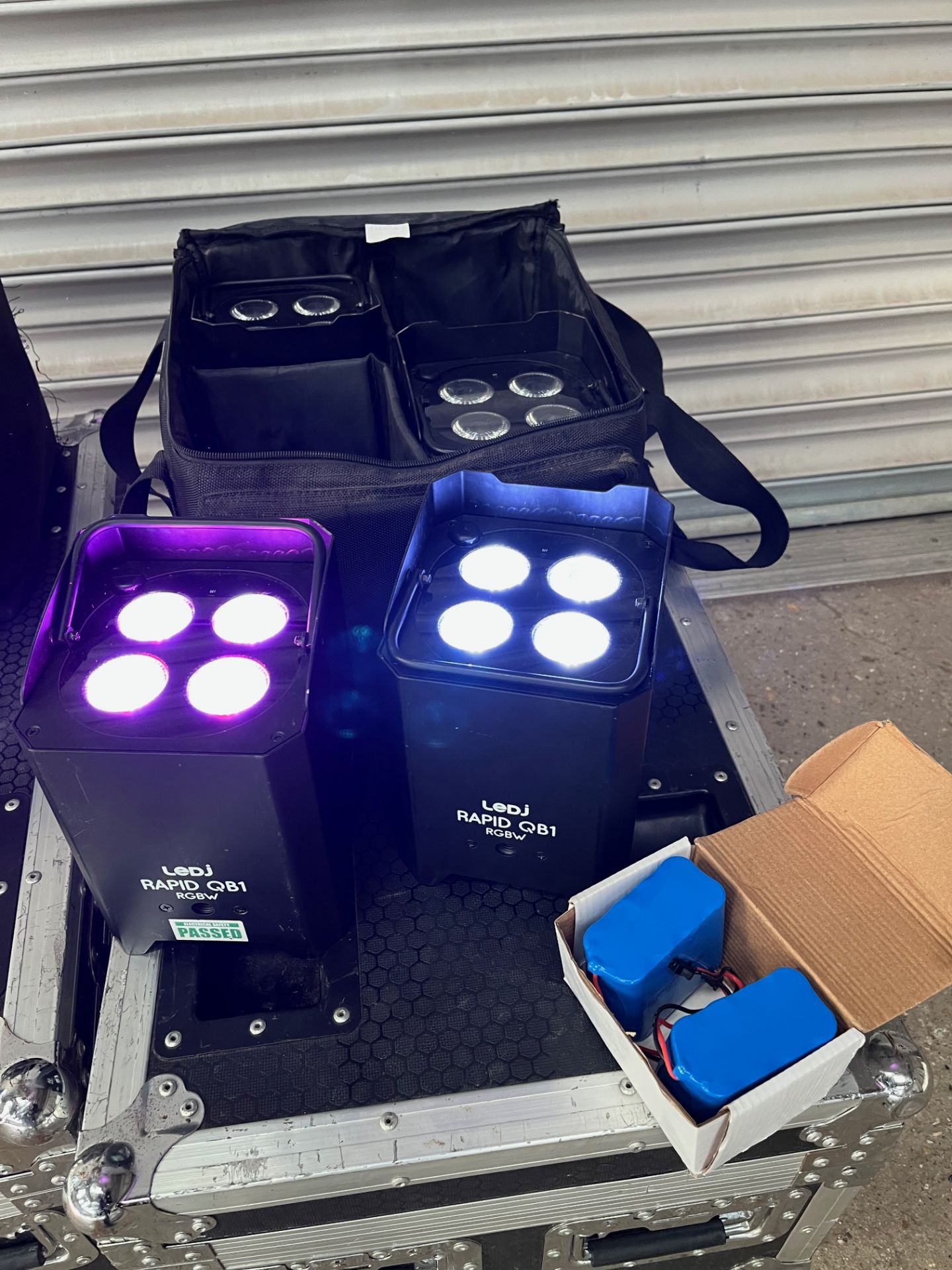 A Package of 4x wireless RGBW led uplighters supplied in flight bag and ...